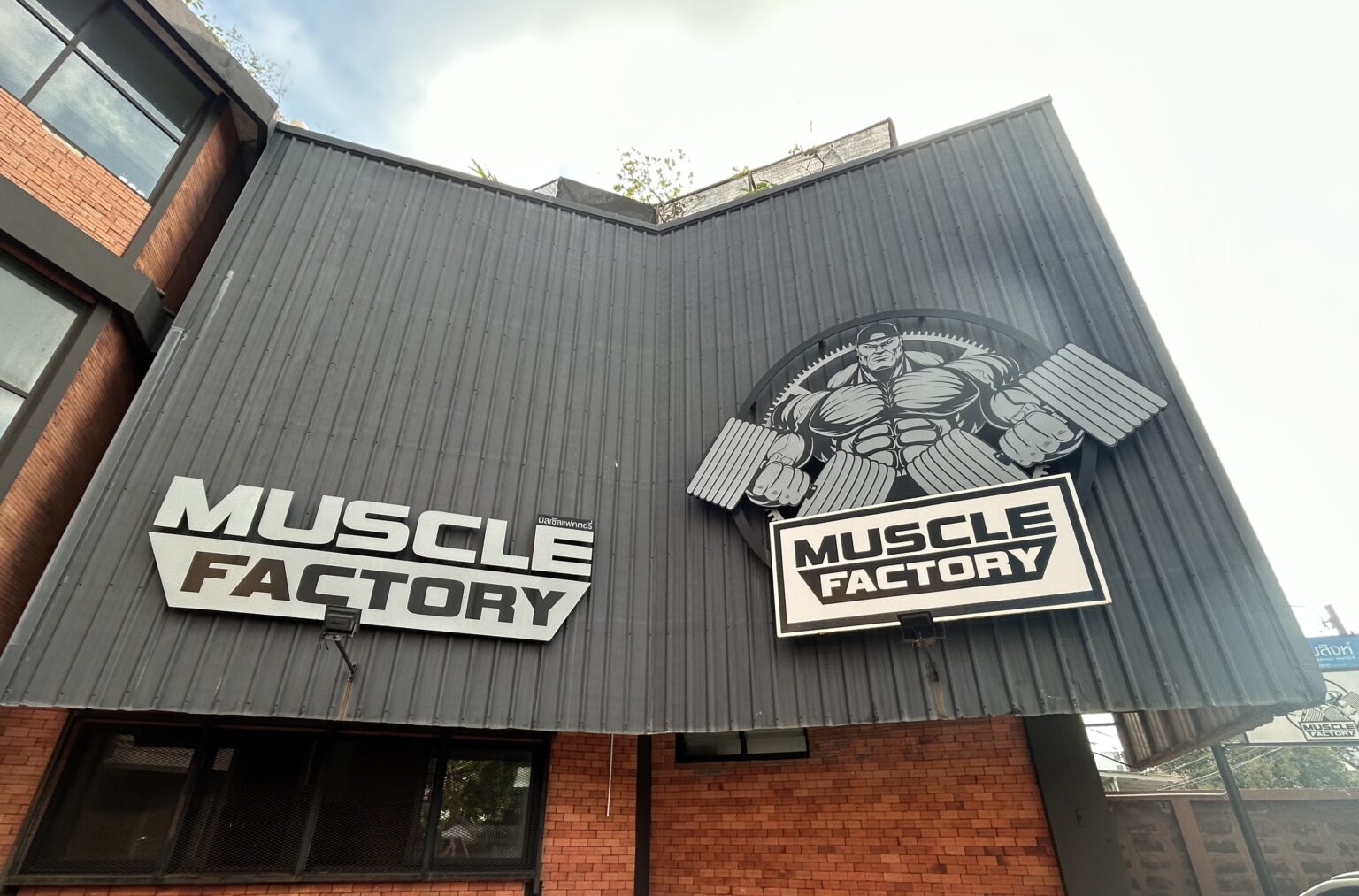 【マッスルファクトリー/バンコク】タイNo1のハードコアジム「MUSCLE FACTORY」を1日ビジターで利用してみた